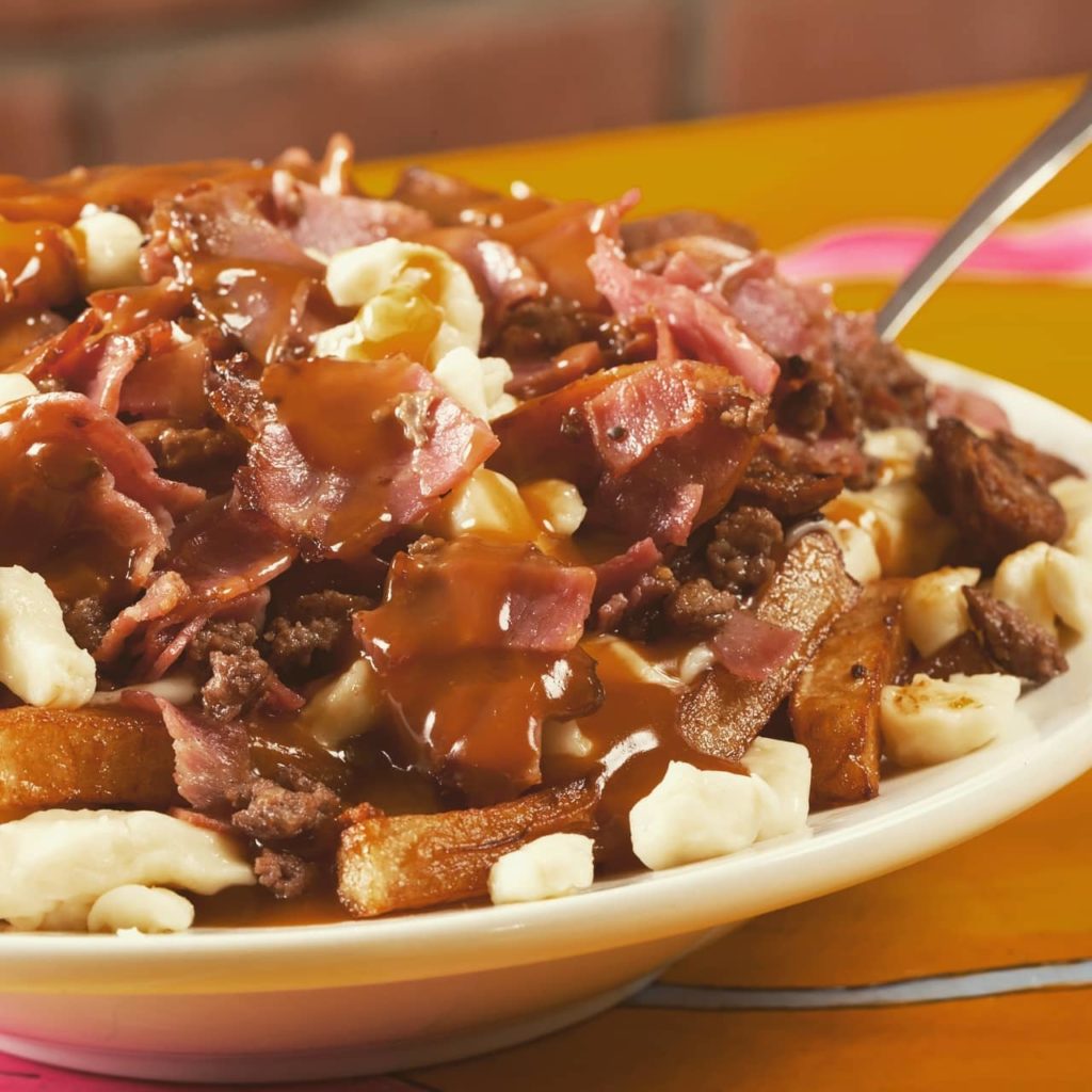 Recette poutine maison : traditionnelle, galvaude et chorizo - Québec le Mag
